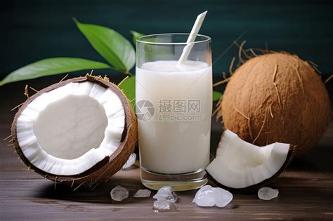 餐桌上玻璃杯的椰子汁高清图片下载 正版图片600776093 摄图网