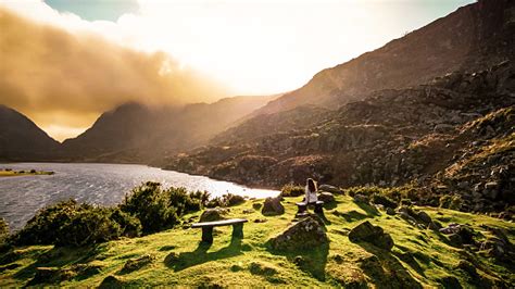던로의 갭 카운티 케리 아일랜드 관점에서 호수를 보는 여자 자연 속에서 자유롭다 자연 속에서 강한 여자 산을 오르는 여자 영화 같은 자연 사진 휴식 명상 자연 자연 속에서