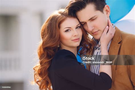 아름 다운 젊은 사람들 남자와 여자 여름 도시에서 야외 함께 시간을 보내고 2명에 대한 스톡 사진 및 기타 이미지 2명 관능 귀여운 Istock