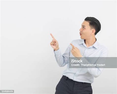 흰색 배경에 고립 된 제품이나 아이디어를 제시하는 손으로 측면을 가리키는 파란색 셔츠를 입은 젊은 아시아 사업가 가리키기에 대한 스톡 사진 및 기타 이미지 Istock