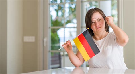 다운 증후군 여자 집에서 들고 짜증이 독일의 국기와 미친과 제기 손으로 소리 분노와 좌절 외치고 분노 개념 가정 생활에 대한 스톡 사진 및 기타 이미지 Istock