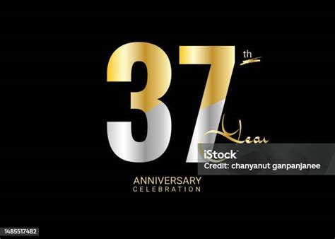 37 주년 기념 금색과 은색 벡터 템플릿 37 숫자 로고 디자인 37 번째 생일 로고 로고 타입 기념일 축하를위한 벡터 기념일