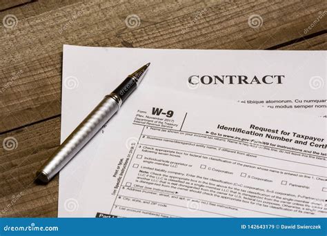 Forma W 9 Del Irs Y Un Contrato Imagen De Archivo Editorial Imagen De