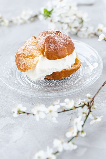 위에 휘핑 크림과 설탕 가루가있는 Choux Bun Choux 패스트리 디저트 프렌치 크림 퍼프 0명에 대한 스톡 사진 및 기타 이미지 Istock