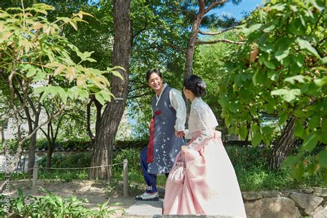 한복을 입고 숲길 또는 공원을 걷고 있는 아름답고 멋진 젊은 아시아 한국 남녀 모델 Stock Foto Adobe Stock