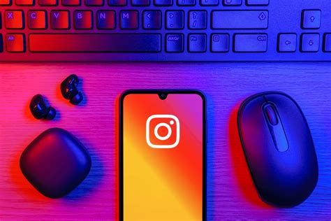 Как да видя с кого си пише съпругата ми в Instagram