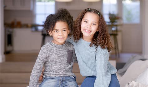 흑인 가족 행복 아이들은 양질의 시간을 위해 포옹으로 미소 사랑 지원으로 가정 거실에서 초상화합니다 소년과 소녀 또는 자매와 형제의 얼굴이 재미 있고 휴식을 취합니다 아이에