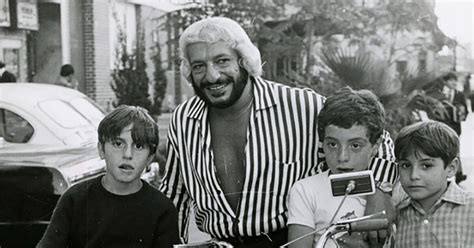 La Hija De Martín Karadagian Compartió Una Foto De Su Padre Con Un Niño Que Hoy Es Un Famoso