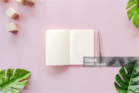 분홍색 테이블 배경에 펜과 녹색 잎 메모 책의 공간을 복사합니다 빈티지 톤 필터 색상 스타일입니다 0명에 대한 스톡 사진 및 기타 이미지 Istock