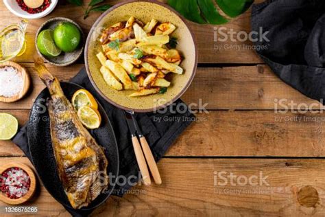 구운 농어 또는 나무 테이블에 감자와 함께 링코드 생선 텍스트 공간을 복사 감자 요리에 대한 스톡 사진 및 기타 이미지 감자 요리 건강한 식생활 고명 Istock