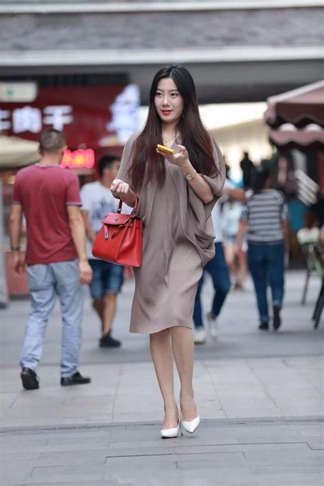 街拍高挑美女这些小姐姐不但有颜值有身材还特别有气质