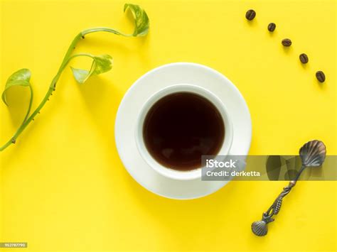 녹색 식물 커피 컵 노란 바탕 화면 평면에 누워 복사 공간 나뭇잎 개념에 대한 스톡 사진 및 기타 이미지 개념 개념과 주제 공란 Istock