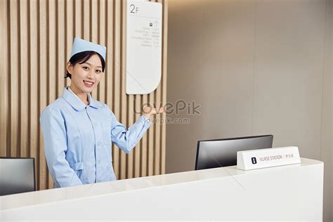 병원 프론트 데스크에서 간호사 역에서 여성 간호사 사진 무료 다운로드 Lovepik