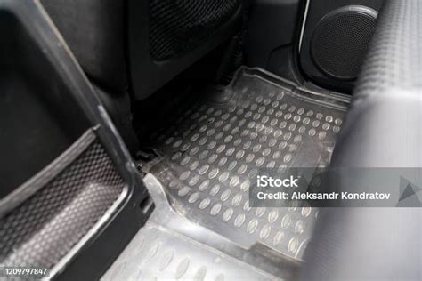 드라이 클리닝 전에 세부 차량을 위해 작업장에서 뒷좌석 아래에 검은 색 고무의 깨끗한 자동차 바닥 매트 자동차 서비스 산업 세단의 인테리어 가을에 대한 스톡 사진 및 기타