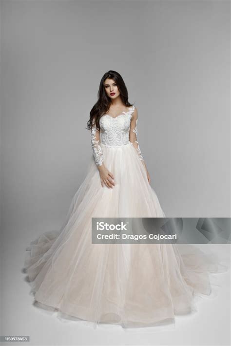 메이크업과 헤어 스타일 스튜디오와 웨딩 드레스 신부의 아름다움 초상화 복사 공간 갈색 머리에 대한 스톡 사진 및 기타 이미지 갈색 머리 결혼식 관능 Istock