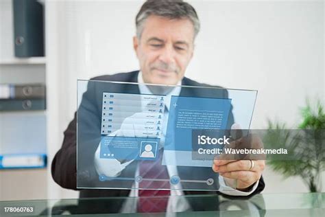 남자 사업가 미래적인 터치스크린을 사용하여 소셜 네트워크 보기 50 59세에 대한 스톡 사진 및 기타 이미지 50 59세 검사 보기 고름 Istock