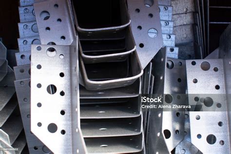 금속 지지 빔 범용 컬럼 또는 철 구조 프로파일 강철 구조물 대들보 건축 일을 위한 강한 스테인리스 조이스트의 세트 0명에 대한 스톡 사진 및 기타 이미지 Istock