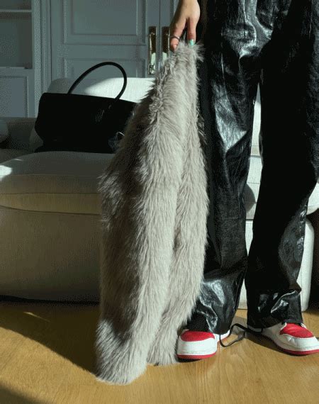 4color 루즈핏 퍼 볼레로 부드러운 숏기장 크롭 가디건 따뜻한 베이직 캐주얼 학생룩 캠퍼스룩 데이트룩 여친룩 출근룩 20대 30대 Mz 힙한 유니크 스트릿 홍대룩