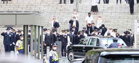 【安倍元首相国葬】在りし日の安倍氏が「花は咲く」をピアノで弾く姿が日本武道館のスクリーンに 社会写真ニュース 日刊スポーツ