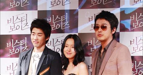 윤진서 침대 위 상반신 전라 노출 파격