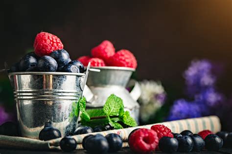 어두운 배경에 컵에 라즈베리와 블루 베리 여름과 건강한 음식 개념 복사 공간이 있는 배경입니다 선택적 초점 수평 0명에 대한 스톡 사진 및 기타 이미지 Istock