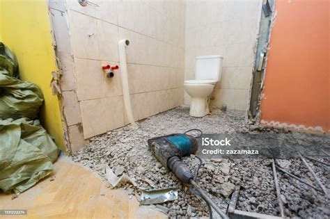 화장실 또는 오래 된 변기 및 건설 공구 천공이 있는 화장실이 아파트에서 건설 리 모델링 개조 정비 복원 및 재건 중입니다 전체