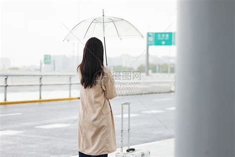 室外撑伞等车的女性背影高清图片下载 正版图片501811352 摄图网