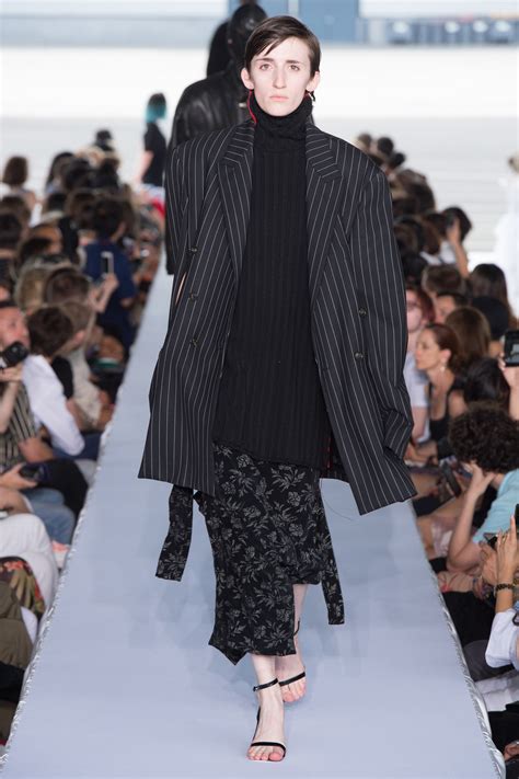 დემნა გვასალიას Vetements ჩვენება პერსონალური და პოლიტიკური განაცხადი At