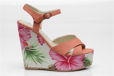 הקיץ הזה עולים מדרגה ברשת נעלי To Go טרנד העקב המודפס שרי ישראלי יחסי ציבור סקופר