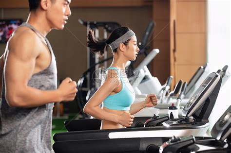 运动员体育器械健身设备青年人在健身房里健身高清图片下载 正版图片501954025 摄图网