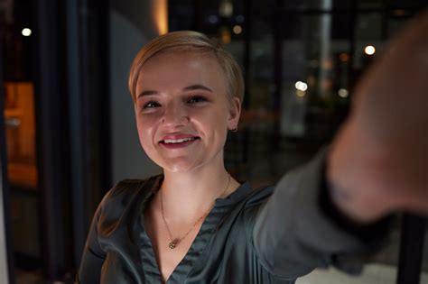 비즈니스 밤과 셀카를 가진 여자 미소와 현대 사무실에서 쾌활한 일 중독 및 초과 근무 초상화 어둠 여성 직원 행복 뉴딜 프로젝트 및 계획을 위한 초과 근무 20 24세에