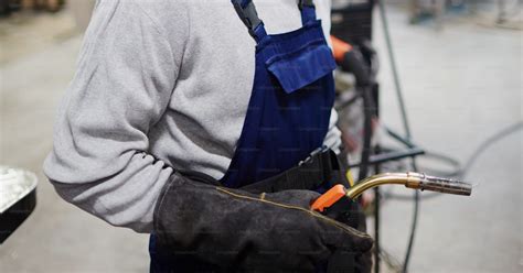 용접 작업을 수행하려는 보호 작업복을 입은 현대 조선 엔지니어 사진 Unsplash의 러시아 이미지