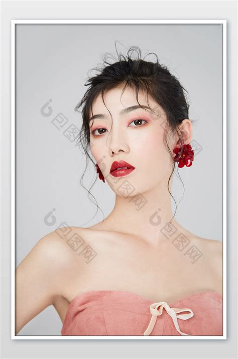 红唇气场气质美女妆容杂志海报封面图图片 包图网
