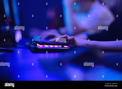 Hacker Uses Keyboard Shakes Buttons With Fingers To Crack Password