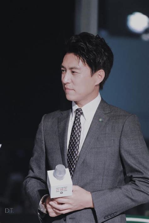 靳東帥氣亮相某活動，他西裝筆挺紳士儒雅 每日頭條