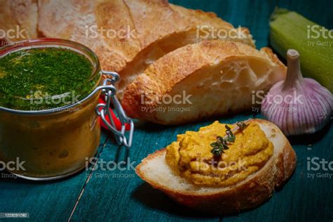 소박한 스타일의 나무 표면에 삶은 야채 캐비어와 구운 호밀 빵 0명에 대한 스톡 사진 및 기타 이미지 0명 그릇 당근 Istock