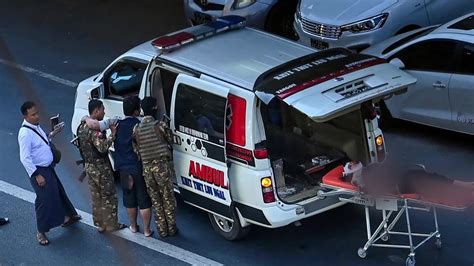 아웅 산 수 치 첫 선고 징역4년군트럭 돌진으로 시위대 5명 사망