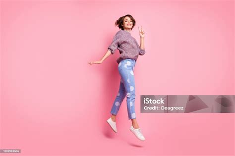 그녀의 전체 길이 몸 크기보기 그녀의 좋은 매력적인 사랑스러운 예쁜 쾌활한 쾌활한 쾌활한 기쁜 흥분 갈색 머리 소녀 점프