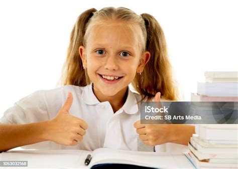 귀여운 재미 있는 백인 여 학생 느낌을 명랑 하 고 행복 한 학교 및 교육 개념을 뒤에 새로운 학년에 시작 하는 학교에 다시 카메라를 보고 웃 고 고등학교 이하에 대한 스톡