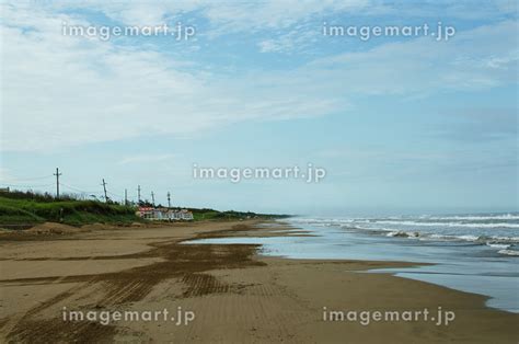 台風の接近に備える海の家と人のいない海水浴場の荒れた海の写真素材 [219956414] イメージマート