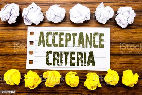 손으로 쓴된 텍스트 보여주는 승인 기준입니다 스티커 메모와 함께 나무에 디지털 기준 작성에 대 한 비즈니스 개념 스티커 많은 접힌 종이 흰색과 노란색 차이 또는 공동 작업에