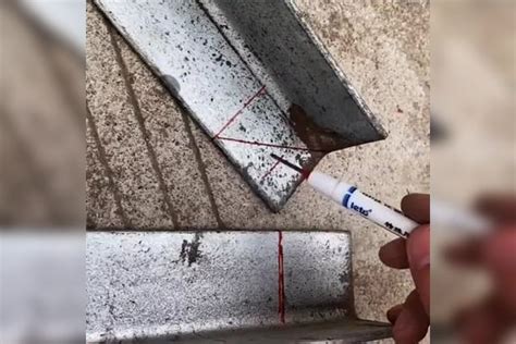 两块角铁这样子对接，这个工人技术真是杠杠的，一天收入600元很轻松技术工人杠杠