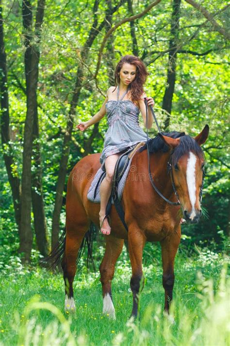 Na Koniu Pi Kna M Oda Dziewczyna Obraz Stock Obraz Z O Onej Z Rozmarzenie Zwierz