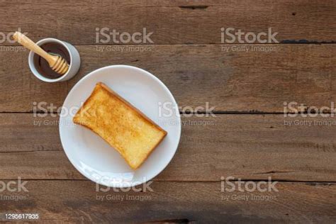 나무 테이블에 흰색 접시에 달콤한 꿀빵을 토스트 건강한 음식 맨 위 보기입니다 0명에 대한 스톡 사진 및 기타 이미지 0명 굽기 그릇 Istock