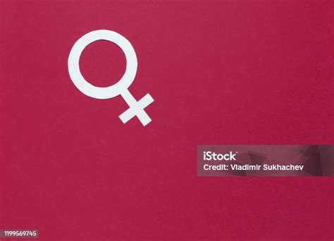 빨간 배경에 여자 성별 기호입니다 맨 위 보기 Minimalism 남녀 평등 0명에 대한 스톡 사진 및 기타 이미지 0명 Femen International