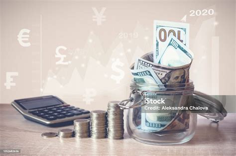 동전 스택 계산기 유리 항아리에 달러 지폐 가상 홀로그램 통계 그래프 통화 아이콘 다른 나라 저축 돈 소득 투자 아이디어 관리 비즈니스 성장 개념 가격에 대한 스톡 사진 및