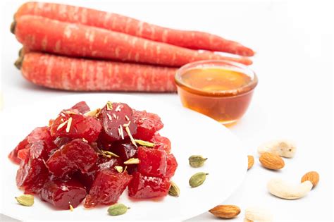 아유르베다 가자르 카 무라바 또는 가자 무르바는 당근 설탕 시럽 꿀벌 꿀 샤하드 마두로 만든 당근 잼입니다 보존하고 저장할 수 있습니다 흰색 배경에서 격리 당근에 대한 스톡