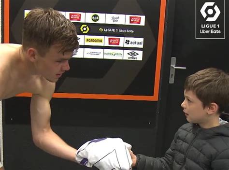 Geschrokken Dallinga Geeft Shirt Weg Na Flinke Afzwaaier Voetbal