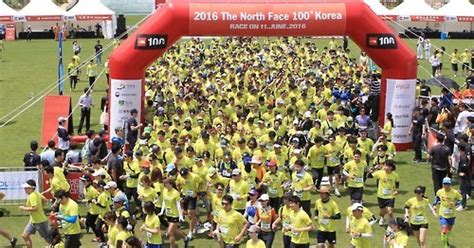 출발하는 트레일 러닝 대회 선수들