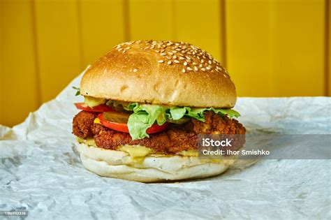 수분이 많은 햄버거와 녹은 치즈 수제 종이에 고기 패티를 얹어 노란색 배경입니다 거리 패스트 푸드 닫아 공간을 복사합니다 0명에 대한 스톡 사진 및 기타 이미지 Istock